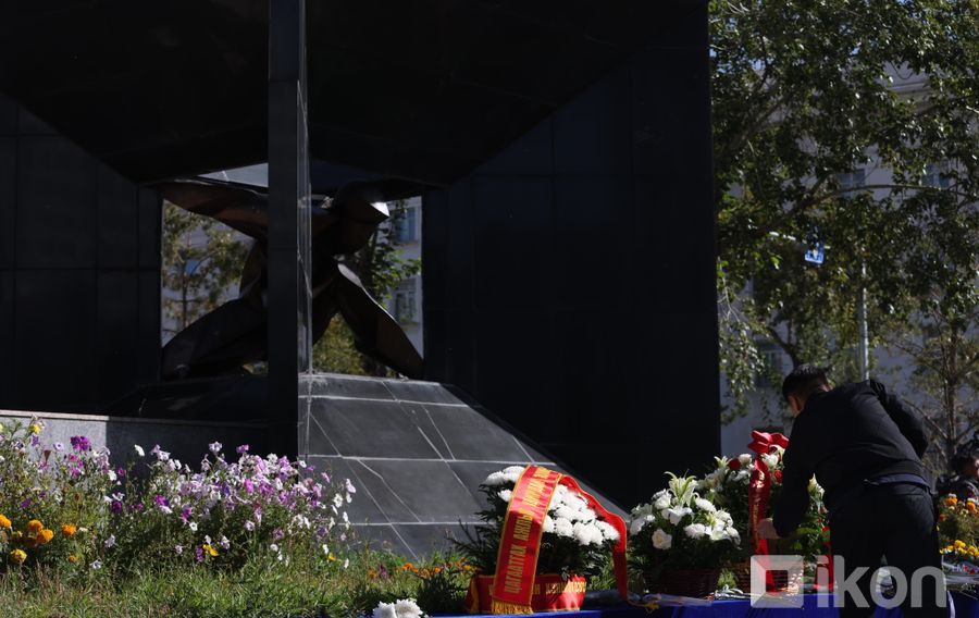 ФОТО Хэлмэгдэгсдийн хөшөөнд цэцэг өргөж хүндэтгэл үзүүллээ