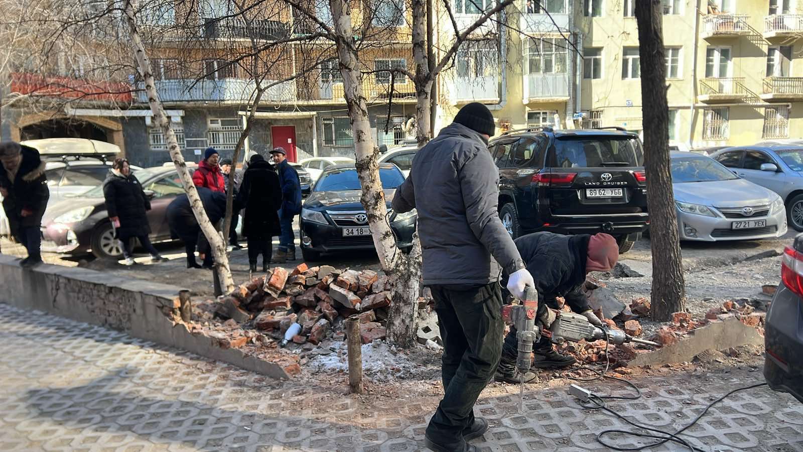 Нийслэлийн гудамж, талбайд зөвшөөрөлгүй байрлуулсан объектуудыг чөлөөлж ...