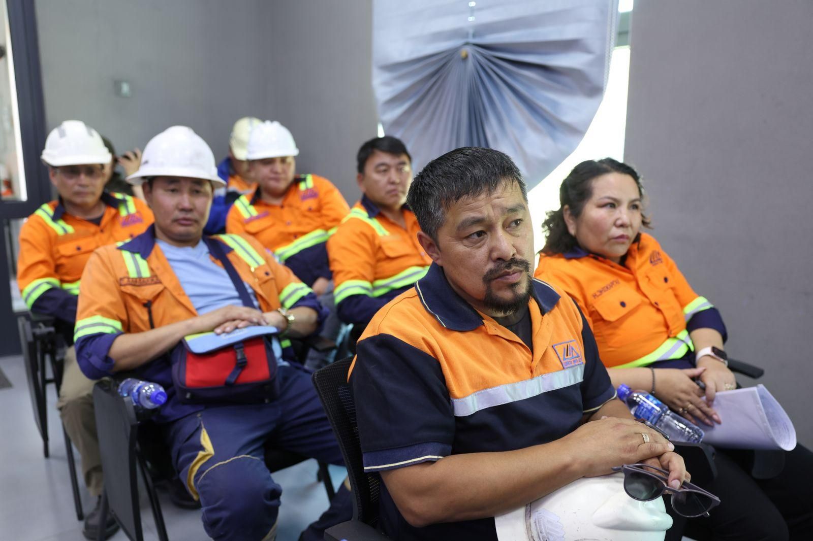 “Шивээ Овоо“ уурхайн ажилтнуудыг тогтвортой ажиллах нөхцөлийг бүрдүүлж гүйцэтгэлийн үнэлгээг 50