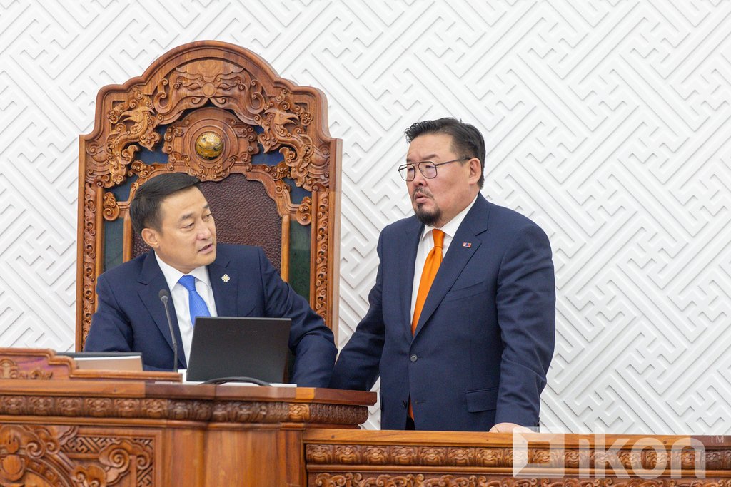 Эхний санал хураалтаар Д Амарбаясгалан 56 Г Занданшатар 44 хувийн санал авсан бол дахин санал