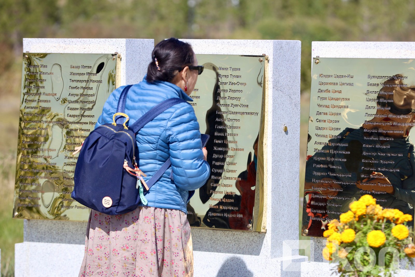 ФОТО ОХУ д хэлмэгдсэн 249 монгол иргэний нэр бүхий гэрэлт хөшөөнд цэцэг өргөж хүндэтгэл үзүүллээ